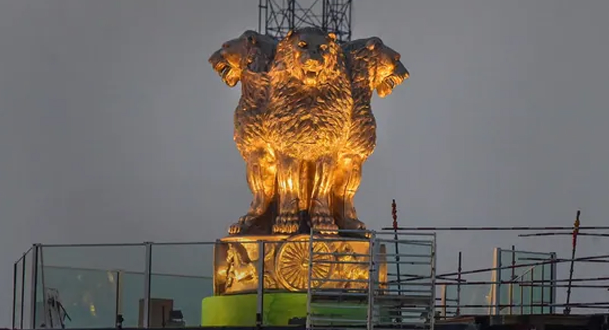 പുതിയ പാർലമെന്റ് മന്ദിരത്തിലെ ദേശീയ ചിഹ്നം യഥാർത്ഥ സിംഹമുദ്രയുടെ തനി പക ...