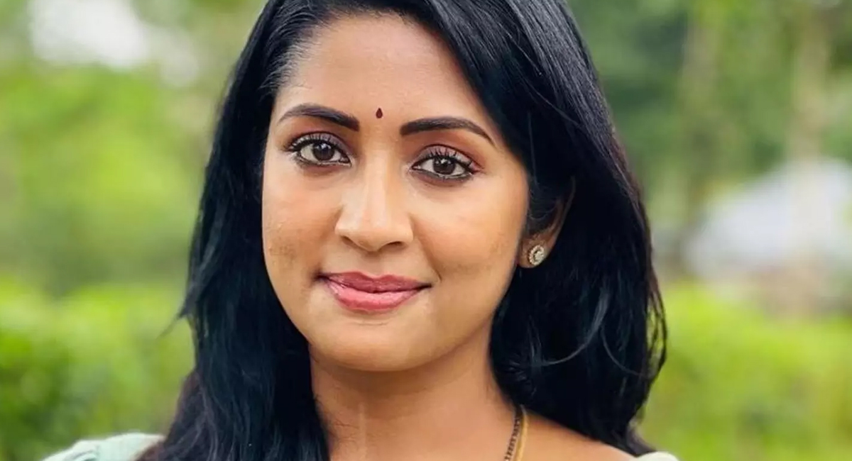 സമ്മാനം നൽകിയത് മകന്റെ പിറന്നാളിന്‌; ഇഡി ചോദ്യം ചെയ്യലിൽ നവ്യാ നായരുടെ കുടുംബം - Thaniniram H E ...