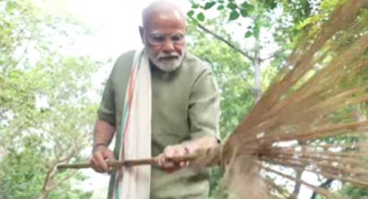 സ്വച്ഛതാ ഹി സേവ ആചരണം; ശുചീകരണ പ്രവർത്തനങ്ങളിൽ പങ്കാളിയായി ...
