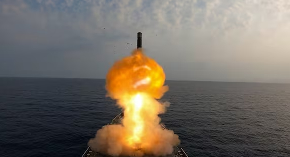 അമേരിക്കൻ ചരക്ക് കപ്പലിൽ ഹൂതി മിസൈൽ ആക്രമണം; തീപടർന്നു - Thaniniram H E ...