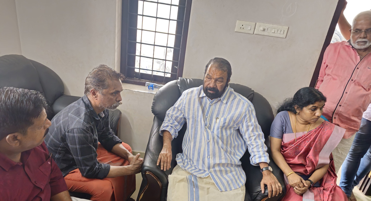 പ്രതികൾക്ക് പരമാവധി ശിക്ഷ ഉറപ്പാക്കും; സിദ്ധാർത്ഥിന്റെ വീട് സന്ദർശിച്ച് ...